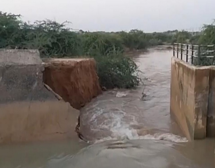 Breach in Narmada sub branch canal near Adesar Rapar - Kutch Khabar