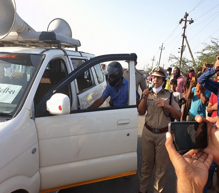Mob of Bihari labour blocks road in Gandhidham Demands to arrange train ...
