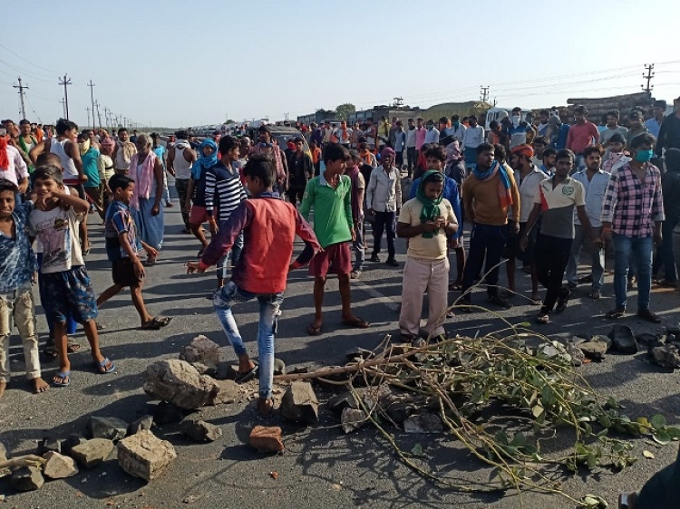 Mob of Bihari labour blocks road in Gandhidham Demands to arrange train ...