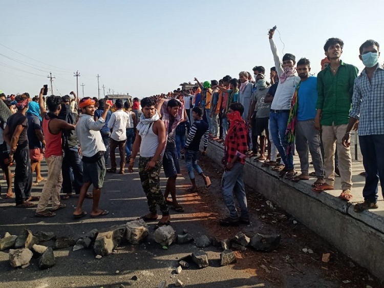 Mob of Bihari labour blocks road in Gandhidham Demands to arrange train ...