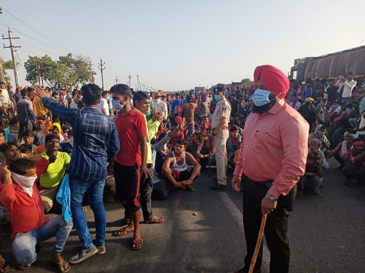 Mob of Bihari labour blocks road in Gandhidham Demands to arrange train ...