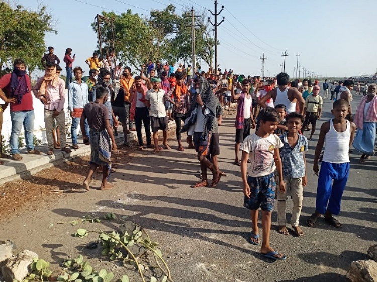Mob of Bihari labour blocks road in Gandhidham Demands to arrange train ...
